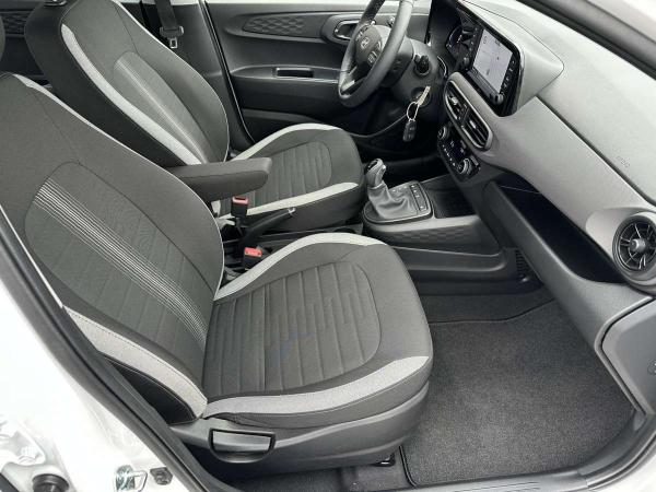 Balts Hyundai i10 2025 Viļņa, ar dzinēja tilpumu 1.00 L un nobraukumu 1 tūkst. km par 13750 €, foto 5 vietnē AUTOMOTO.COM.LV