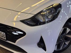 White Hyundai i10 2025 in Vilnius, with an engine capacity of 1.00 L and mileage of 1 thousand km for 13750 €, photo 26 on AUTOMOTO.COM.LV