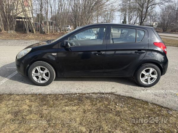 Black Hyundai i20 2009 in Tallinn, with an engine capacity of 1.20 L and mileage of 243 thousand km for 1700 €, photo 2 on AUTOMOTO.COM.LV