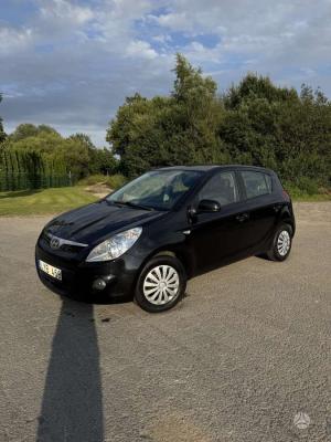 Black Hyundai i20 2009 in Kretinga, with an engine capacity of 1.40 L and mileage of 193 thousand km for 2250 €, photo  on AUTOMOTO.COM.LV