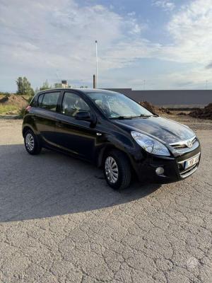 Black Hyundai i20 2009 in Kretinga, with an engine capacity of 1.40 L and mileage of 193 thousand km for 2250 €, photo 3 on AUTOMOTO.COM.LV