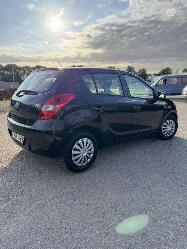 Black Hyundai i20 2009 in Kretinga, with an engine capacity of 1.40 L and mileage of 193 thousand km for 2250 €, photo 3 on AUTOMOTO.COM.LV