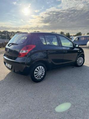 Black Hyundai i20 2009 in Kretinga, with an engine capacity of 1.40 L and mileage of 193 thousand km for 2250 €, photo 4 on AUTOMOTO.COM.LV