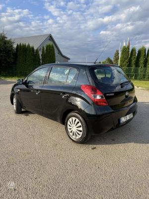 Black Hyundai i20 2009 in Kretinga, with an engine capacity of 1.40 L and mileage of 193 thousand km for 2250 €, photo 5 on AUTOMOTO.COM.LV