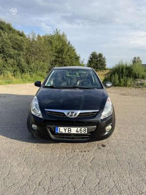 Black Hyundai i20 2009 in Kretinga, with an engine capacity of 1.40 L and mileage of 193 thousand km for 2250 €, photo 6 on AUTOMOTO.COM.LV