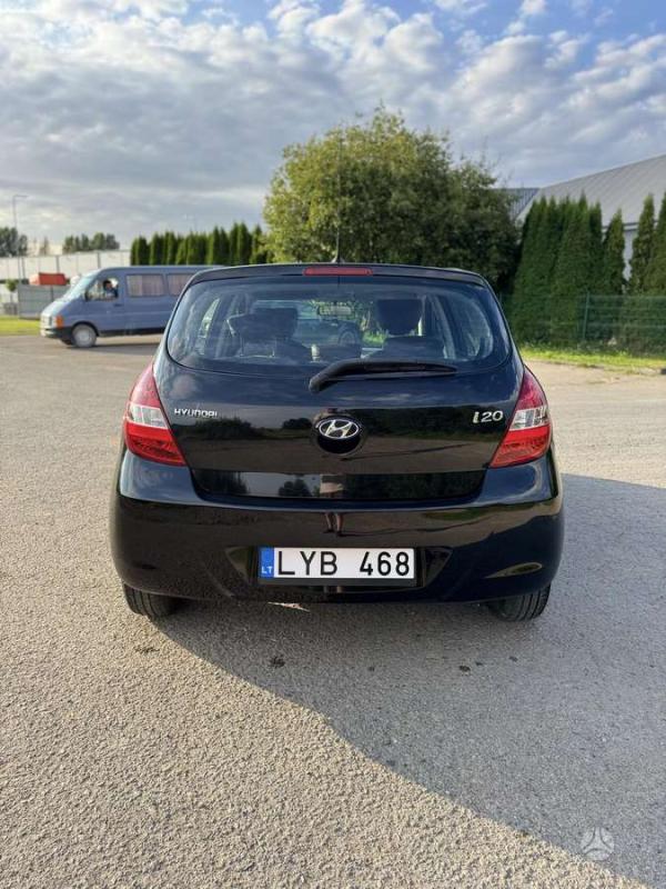 Black Hyundai i20 2009 in Kretinga, with an engine capacity of 1.40 L and mileage of 193 thousand km for 2250 €, photo 6 on AUTOMOTO.COM.LV