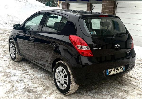 Melns Hyundai i20 2012 Viļņa, ar dzinēja tilpumu 1.40 L un nobraukumu 254 tūkst. km par 2150 €, foto 4 vietnē AUTOMOTO.COM.LV