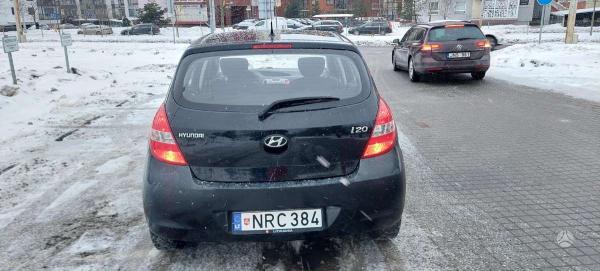 Black Hyundai i20 2012 in Vilnius, with an engine capacity of 1.40 L and mileage of 130 thousand km for 1650 €, photo 8 on AUTOMOTO.COM.LV