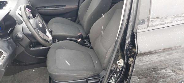 Black Hyundai i20 2012 in Vilnius, with an engine capacity of 1.40 L and mileage of 130 thousand km for 1650 €, photo 9 on AUTOMOTO.COM.LV