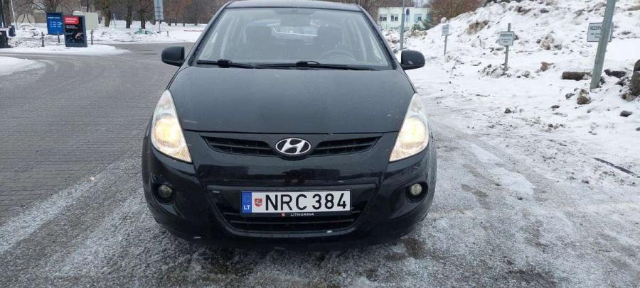 Black Hyundai i20 2012 in Vilnius, with an engine capacity of 1.25 L and mileage of 130 thousand km for 1650 €, photo 2 on AUTOMOTO.COM.LV