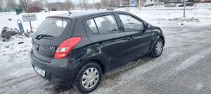 Black Hyundai i20 2012 in Vilnius, with an engine capacity of 1.25 L and mileage of 130 thousand km for 1650 €, photo 3 on AUTOMOTO.COM.LV