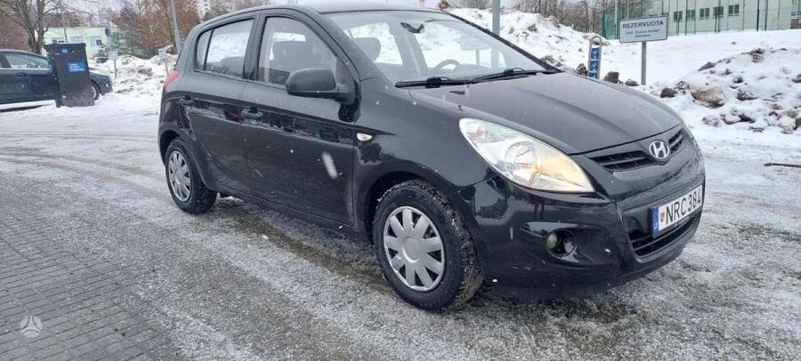 Black Hyundai i20 2012 in Vilnius, with an engine capacity of 1.25 L and mileage of 130 thousand km for 1650 €, photo 4 on AUTOMOTO.COM.LV