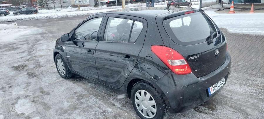 Black Hyundai i20 2012 in Vilnius, with an engine capacity of 1.25 L and mileage of 130 thousand km for 1650 €, photo 5 on AUTOMOTO.COM.LV