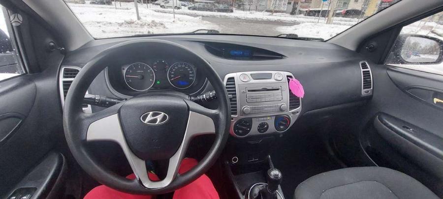 Black Hyundai i20 2012 in Vilnius, with an engine capacity of 1.25 L and mileage of 130 thousand km for 1650 €, photo 12 on AUTOMOTO.COM.LV
