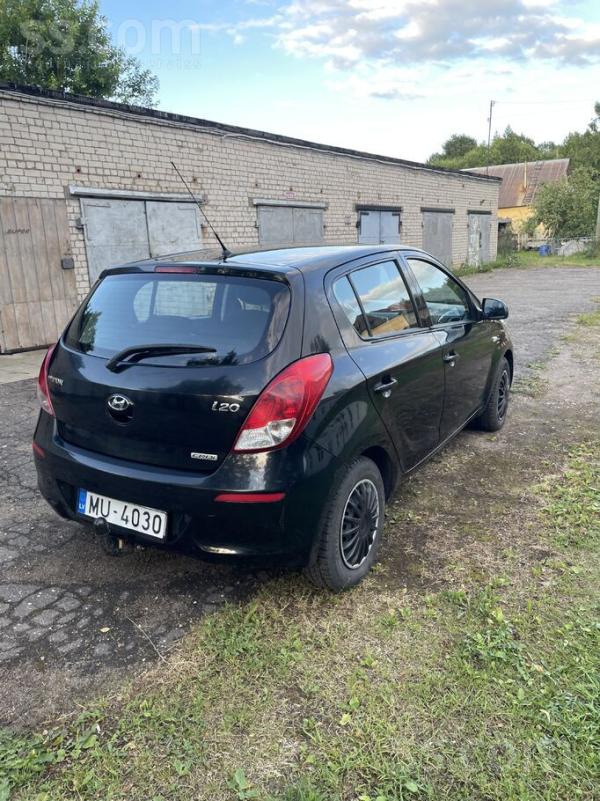 Black Hyundai i20 2012 in Valmiera, with an engine capacity of 1.10 L and mileage of 0 thousand km for 4000 €, photo 1 on AUTOMOTO.COM.LV