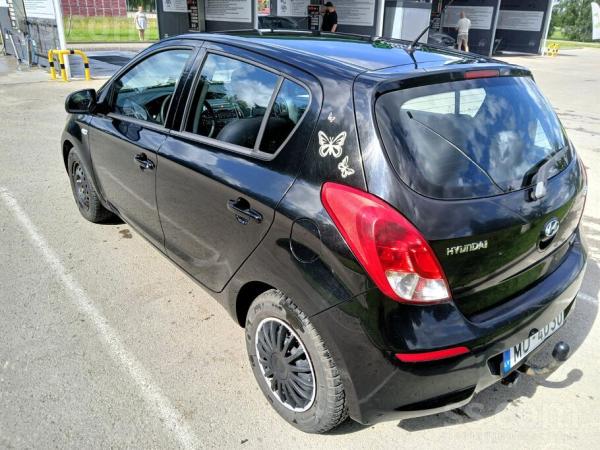Black Hyundai i20 2012 in Valmiera, with an engine capacity of 1.10 L and mileage of 0 thousand km for 2200 €, photo 2 on AUTOMOTO.COM.LV