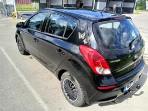 Black Hyundai i20 2012 in Valmiera, with an engine capacity of 1.10 L and mileage of 0 thousand km for 2200 €, photo 3 on AUTOMOTO.COM.LV