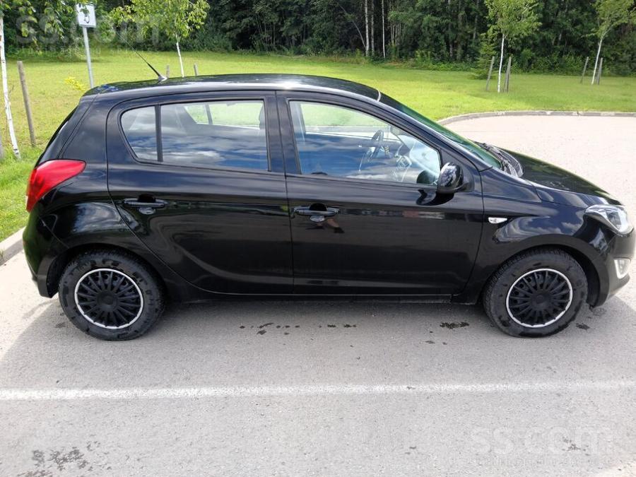 Black Hyundai i20 2012 in Valmiera, with an engine capacity of 1.10 L and mileage of 0 thousand km for 2200 €, photo 6 on AUTOMOTO.COM.LV