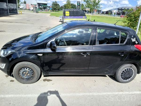 Black Hyundai i20 2012 in Valmiera, with an engine capacity of 1.10 L and mileage of 0 thousand km for 2200 €, photo 6 on AUTOMOTO.COM.LV