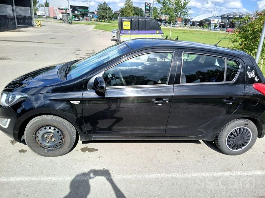 Black Hyundai i20 2012 in Valmiera, with an engine capacity of 1.10 L and mileage of 0 thousand km for 2200 €, photo 7 on AUTOMOTO.COM.LV