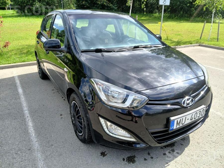 Black Hyundai i20 2012 in Valmiera, with an engine capacity of 1.10 L and mileage of 0 thousand km for 2200 €, photo 9 on AUTOMOTO.COM.LV