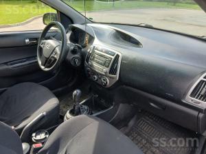 Black Hyundai i20 2012 in Valmiera, with an engine capacity of 1.10 L and mileage of 0 thousand km for 2200 €, photo 13 on AUTOMOTO.COM.LV