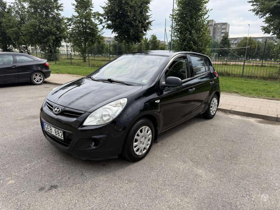 Black Hyundai i20 2012 in Vilnius, with an engine capacity of 1.25 L and mileage of 235 thousand km for 1000 €, photo 1 on AUTOMOTO.COM.LV