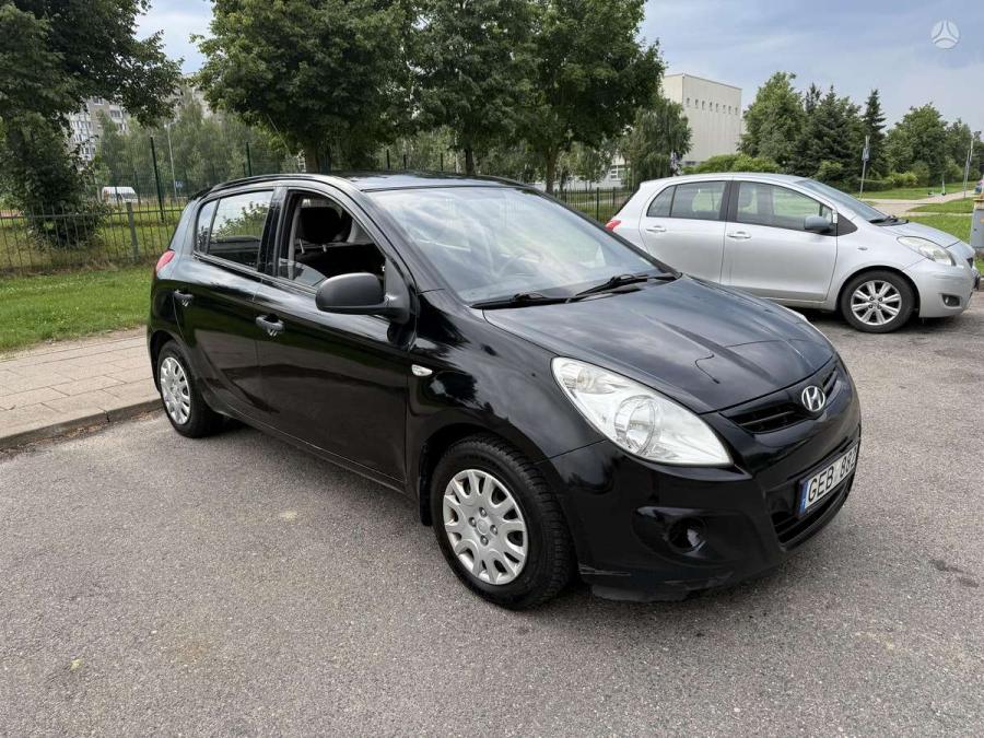 Black Hyundai i20 2012 in Vilnius, with an engine capacity of 1.25 L and mileage of 235 thousand km for 1000 €, photo 3 on AUTOMOTO.COM.LV