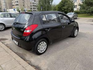 Black Hyundai i20 2012 in Vilnius, with an engine capacity of 1.25 L and mileage of 235 thousand km for 1000 €, photo 4 on AUTOMOTO.COM.LV