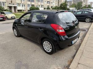 Black Hyundai i20 2012 in Vilnius, with an engine capacity of 1.25 L and mileage of 235 thousand km for 1000 €, photo 5 on AUTOMOTO.COM.LV