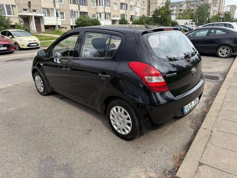 Black Hyundai i20 2012 in Vilnius, with an engine capacity of 1.25 L and mileage of 235 thousand km for 1000 €, photo 5 on AUTOMOTO.COM.LV