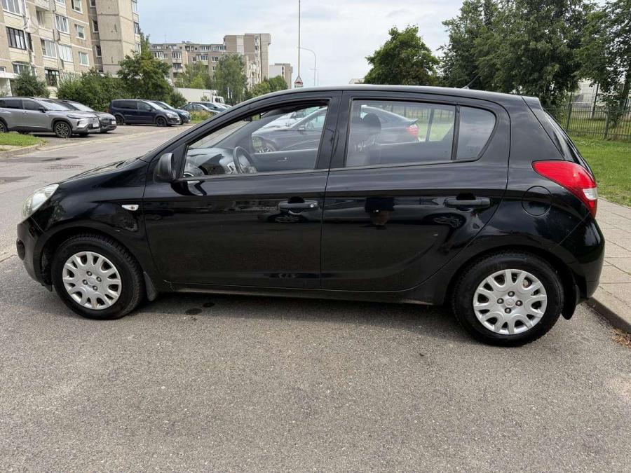 Black Hyundai i20 2012 in Vilnius, with an engine capacity of 1.25 L and mileage of 235 thousand km for 1000 €, photo 6 on AUTOMOTO.COM.LV