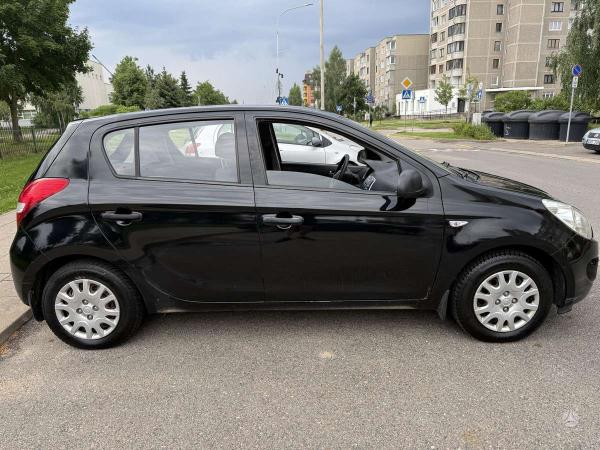 Black Hyundai i20 2012 in Vilnius, with an engine capacity of 1.25 L and mileage of 235 thousand km for 1000 €, photo 6 on AUTOMOTO.COM.LV