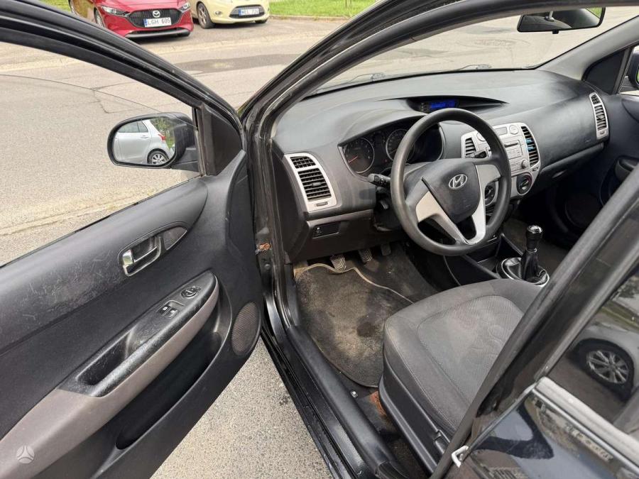 Black Hyundai i20 2012 in Vilnius, with an engine capacity of 1.25 L and mileage of 235 thousand km for 1000 €, photo 8 on AUTOMOTO.COM.LV