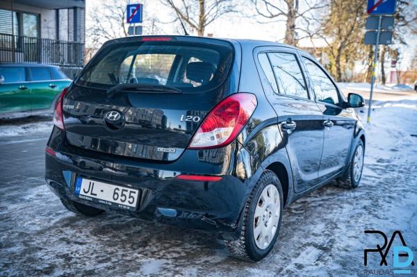 Black Hyundai i20 2013 in Riga, with an engine capacity of 1.40 L and mileage of 188 thousand km for 1990 €, photo 3 on AUTOMOTO.COM.LV