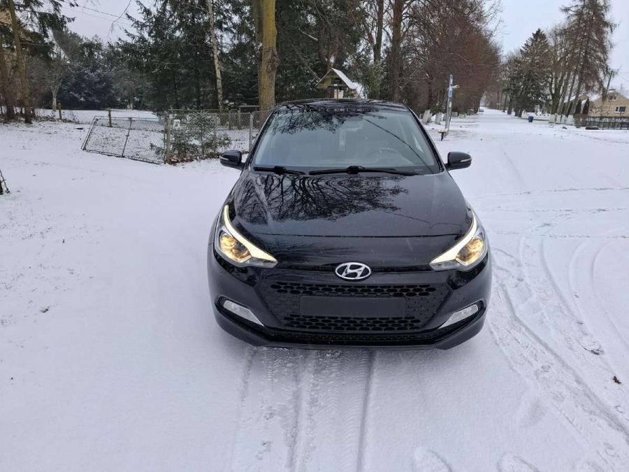 Black Hyundai i20 2015 in Siauliai, with an engine capacity of 1.25 L and mileage of 172 thousand km for 5900 €, photo 4 on AUTOMOTO.COM.LV