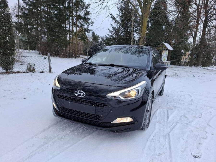 Black Hyundai i20 2015 in Siauliai, with an engine capacity of 1.25 L and mileage of 172 thousand km for 5900 €, photo 9 on AUTOMOTO.COM.LV