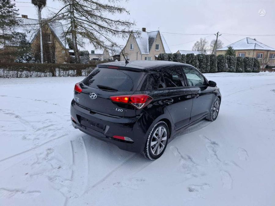 Black Hyundai i20 2015 in Siauliai, with an engine capacity of 1.25 L and mileage of 172 thousand km for 5900 €, photo 15 on AUTOMOTO.COM.LV