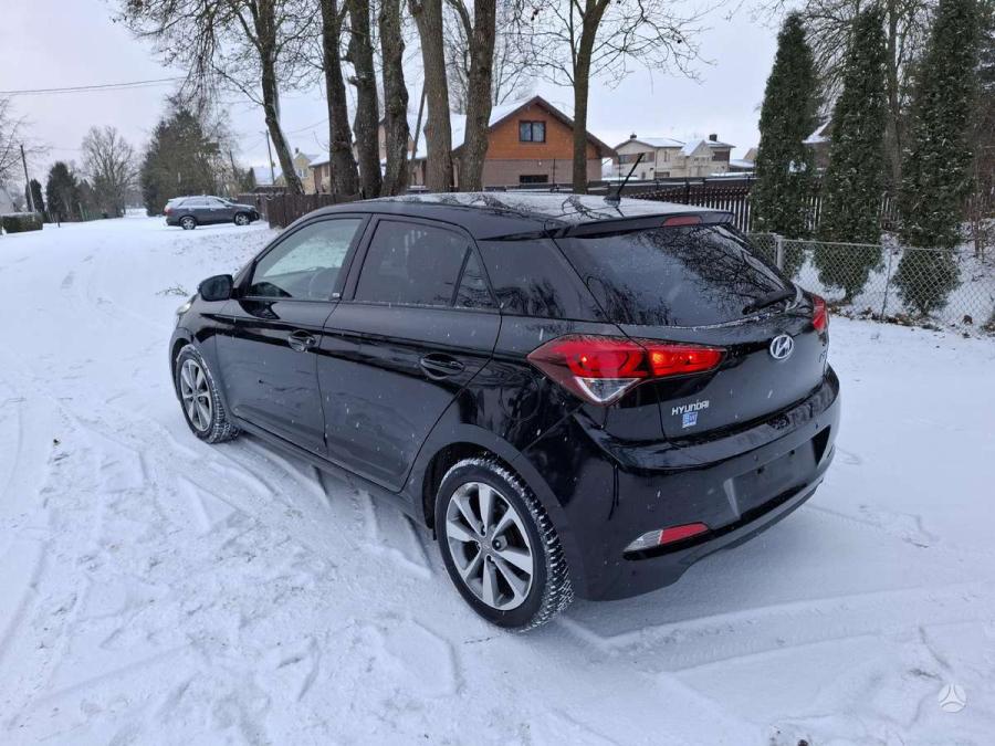 Black Hyundai i20 2015 in Siauliai, with an engine capacity of 1.25 L and mileage of 172 thousand km for 5900 €, photo 16 on AUTOMOTO.COM.LV