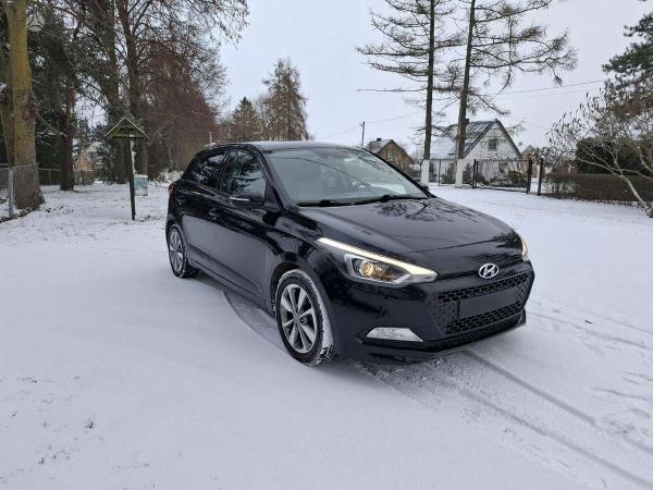 Black Hyundai i20 2015 in Siauliai, with an engine capacity of 1.20 L and mileage of 172 thousand km for 5900 €, photo 2 on AUTOMOTO.COM.LV