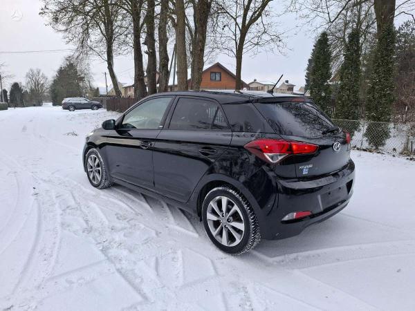 Black Hyundai i20 2015 in Siauliai, with an engine capacity of 1.20 L and mileage of 172 thousand km for 5900 €, photo 6 on AUTOMOTO.COM.LV