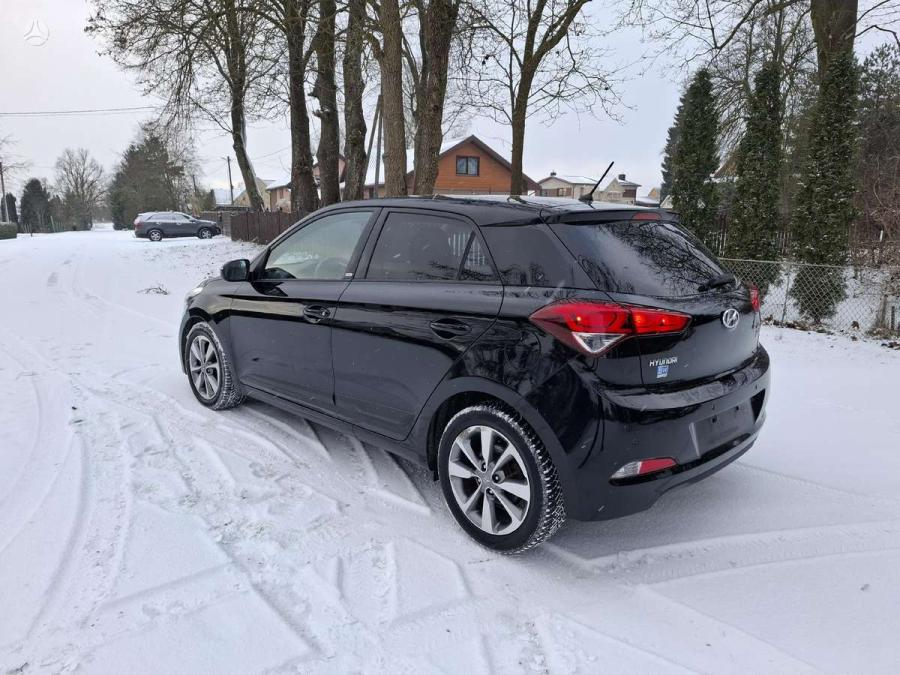 Black Hyundai i20 2015 in Siauliai, with an engine capacity of 1.20 L and mileage of 172 thousand km for 5900 €, photo 6 on AUTOMOTO.COM.LV