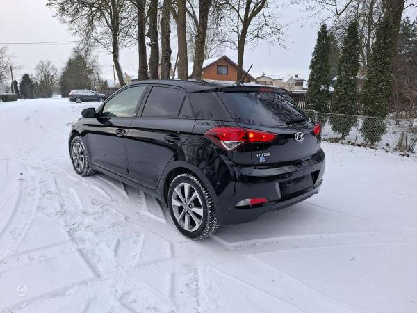 Black Hyundai i20 2015 in Siauliai, with an engine capacity of 1.20 L and mileage of 172 thousand km for 5900 €, photo 8 on AUTOMOTO.COM.LV