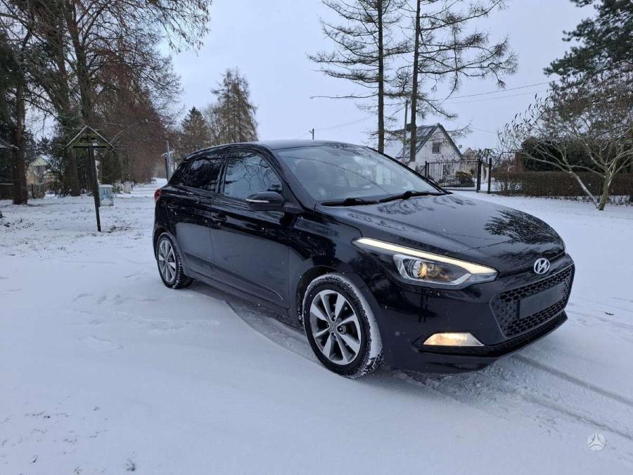 Black Hyundai i20 2015 in Siauliai, with an engine capacity of 1.20 L and mileage of 172 thousand km for 5900 €, photo 11 on AUTOMOTO.COM.LV