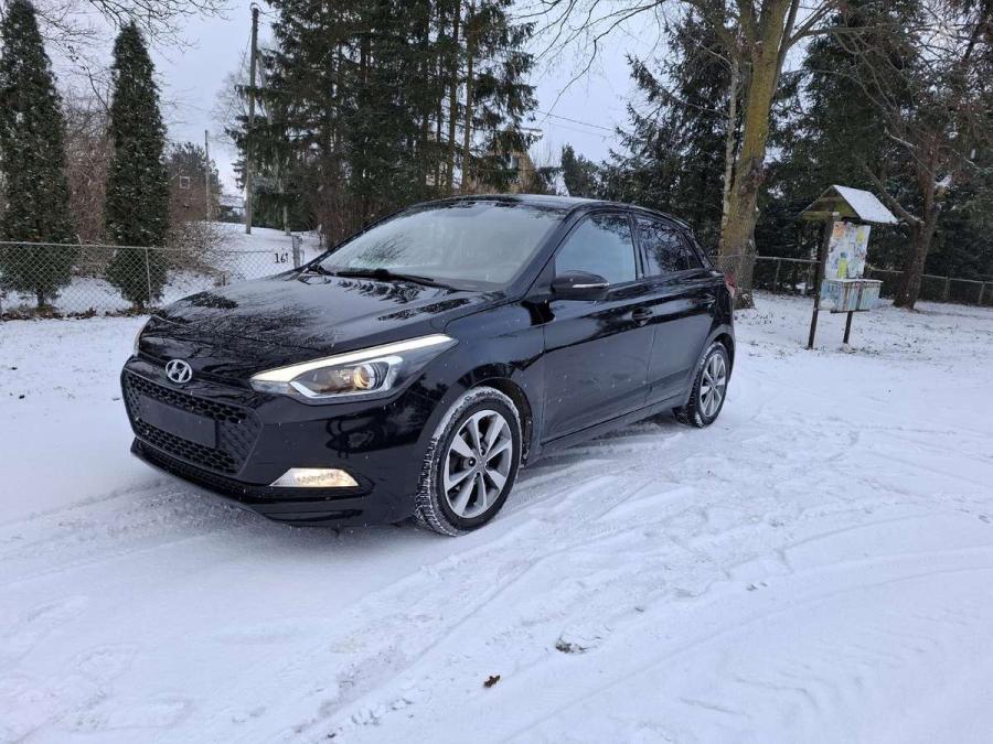 Black Hyundai i20 2015 in Siauliai, with an engine capacity of 1.20 L and mileage of 172 thousand km for 5900 €, photo 12 on AUTOMOTO.COM.LV