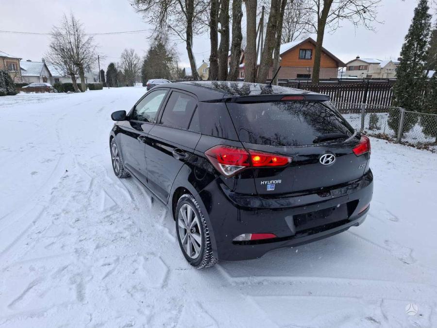 Black Hyundai i20 2015 in Siauliai, with an engine capacity of 1.20 L and mileage of 172 thousand km for 5900 €, photo 13 on AUTOMOTO.COM.LV