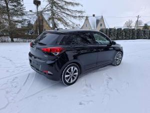 Black Hyundai i20 2015 in Siauliai, with an engine capacity of 1.20 L and mileage of 172 thousand km for 5900 €, photo 17 on AUTOMOTO.COM.LV