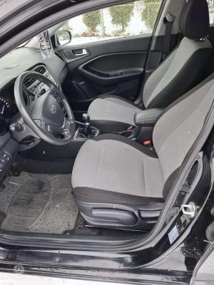 Black Hyundai i20 2015 in Siauliai, with an engine capacity of 1.20 L and mileage of 172 thousand km for 5900 €, photo 19 on AUTOMOTO.COM.LV