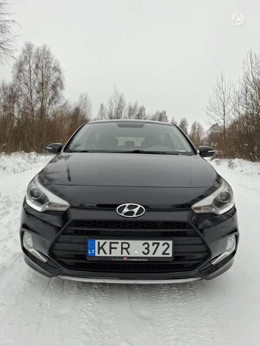 Black Hyundai i20 2015 in Siauliai, with an engine capacity of 1.12 L and mileage of 120 thousand km for 3750 €, photo 1 on AUTOMOTO.COM.LV