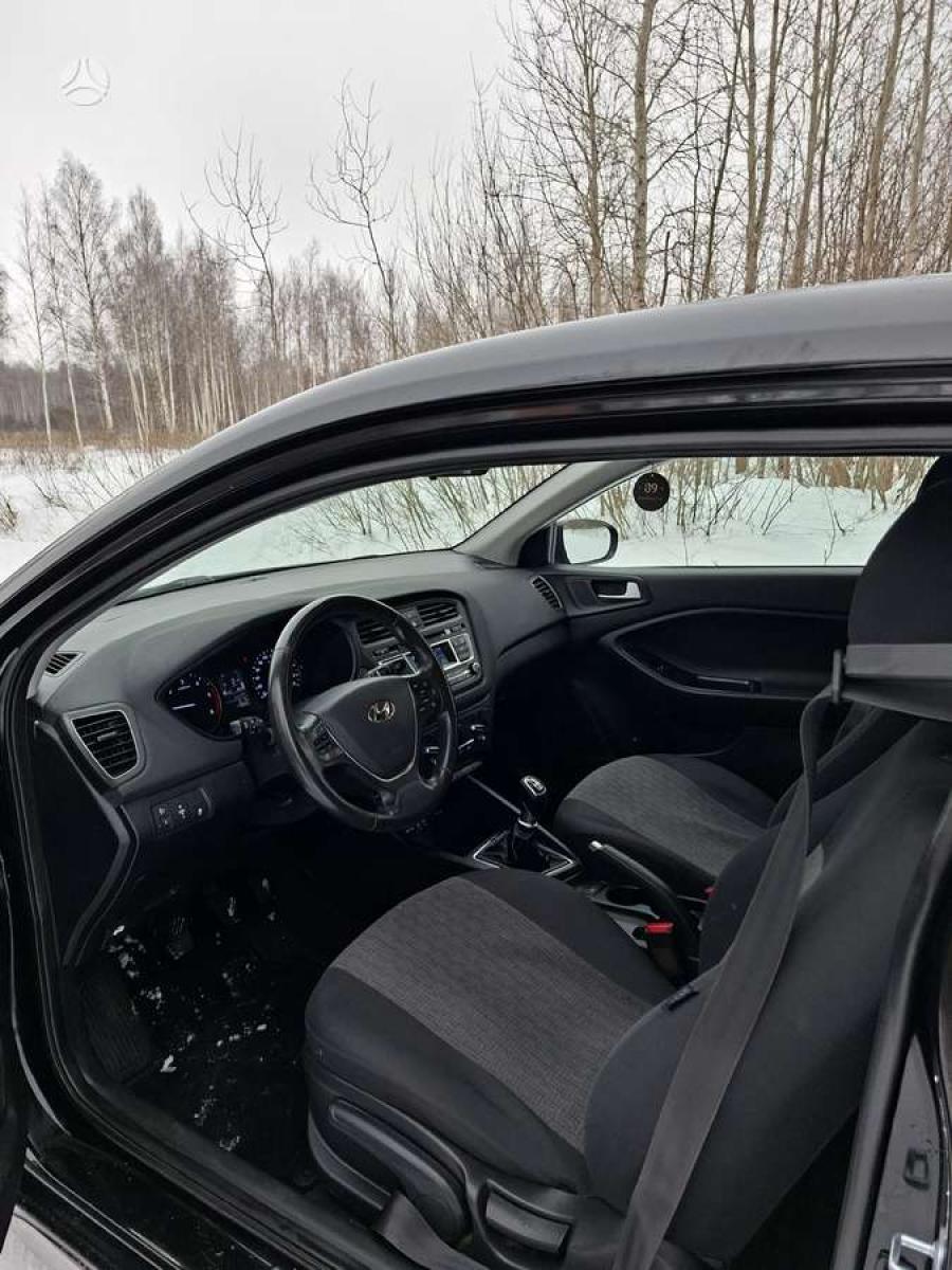 Black Hyundai i20 2015 in Siauliai, with an engine capacity of 1.12 L and mileage of 120 thousand km for 3750 €, photo 10 on AUTOMOTO.COM.LV